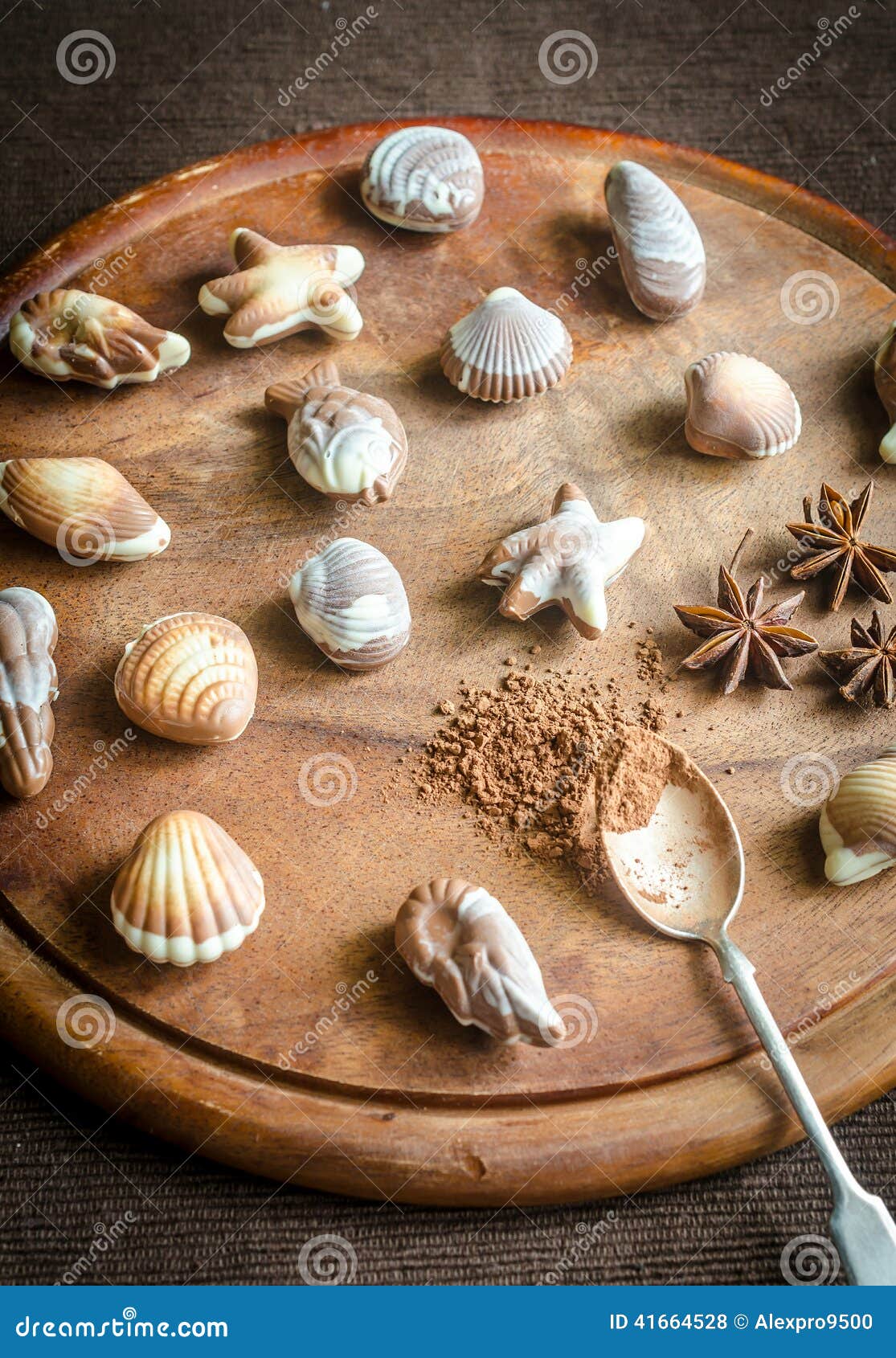 Doces De Chocolate Luxuosos Sob a Forma Do Marisco Foto de Stock ...