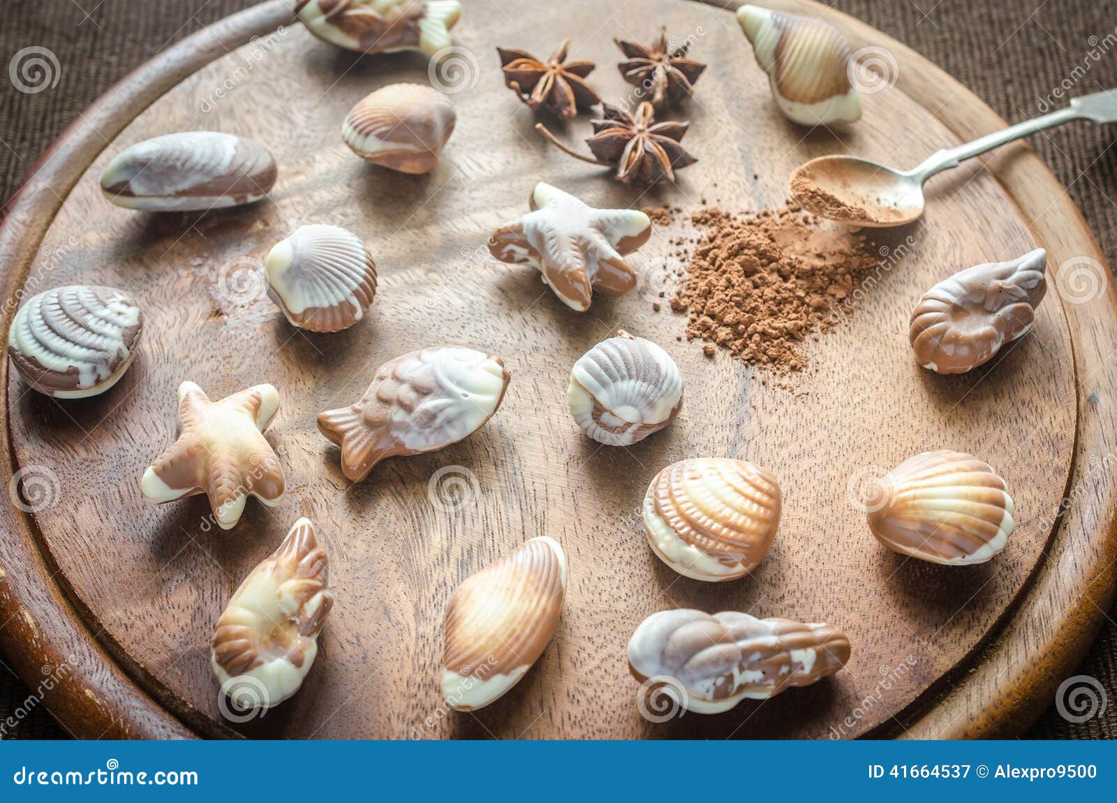 Doces De Chocolate Luxuosos Sob a Forma Do Marisco Imagem de Stock ...