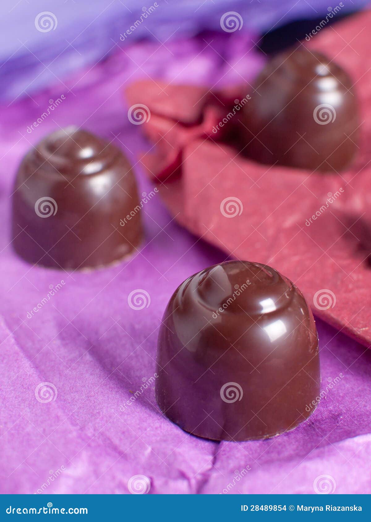 Doces De Chocolate No Fundo Roxo Foto de Stock - Imagem de deleite ...