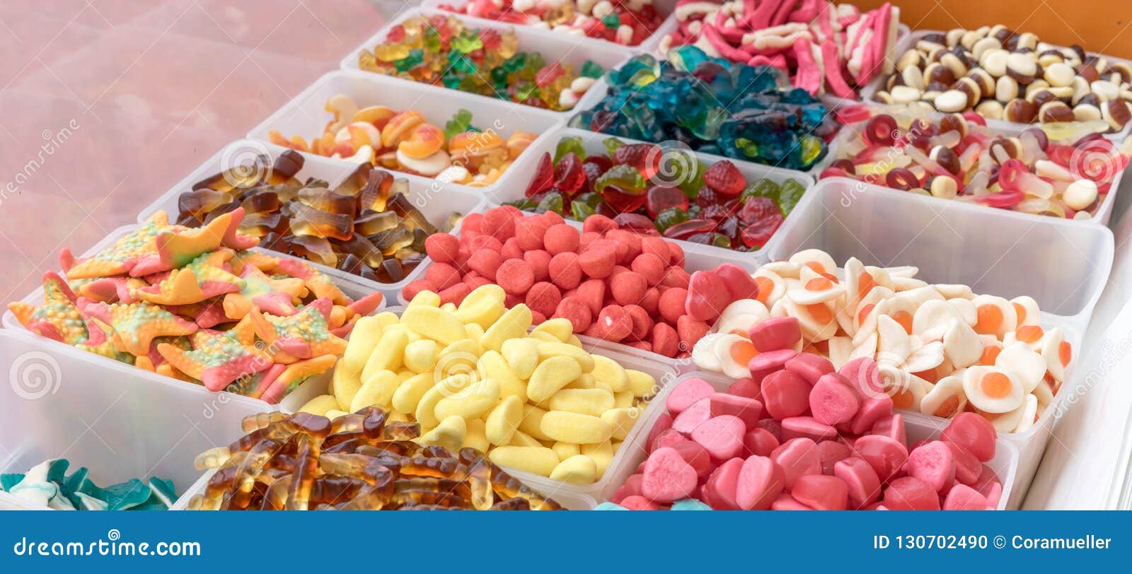 Doces Diferentes, Coloridos Foto de Stock - Imagem de caixas, venda ...