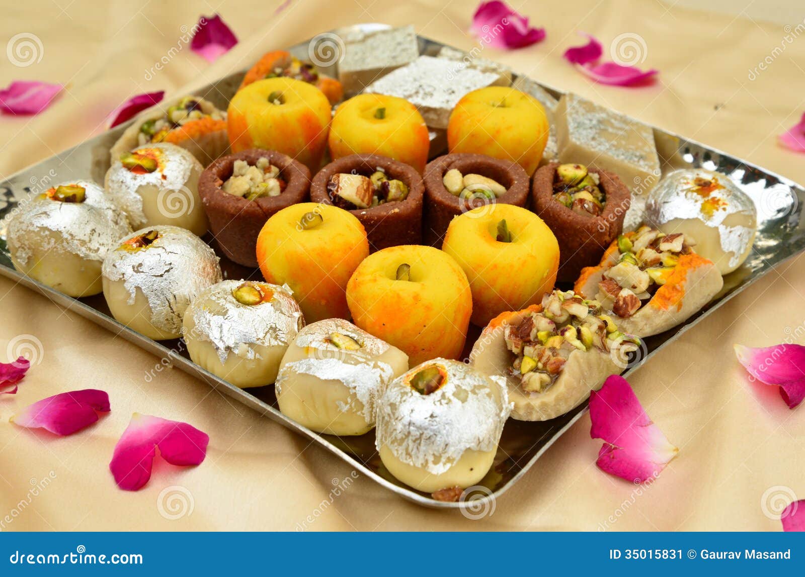 Doces indianos - Mithai imagem de stock. Imagem de feliz - 35015831
