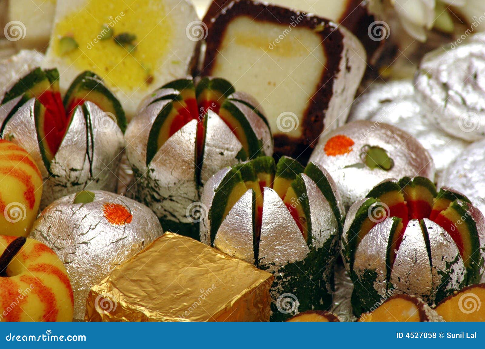 Doces indianos - Mithai foto de stock. Imagem de prato - 4527058