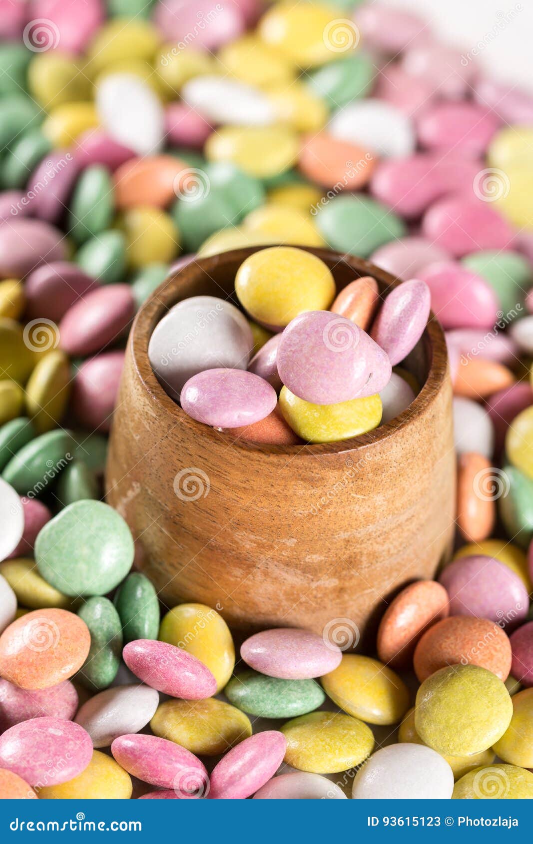 Doces Redondos Coloridos No Copo De Madeira Imagem de Stock - Imagem de ...