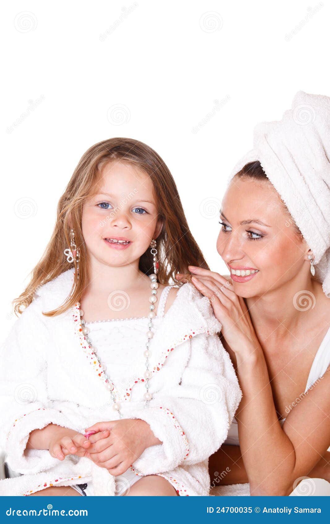 Dochter in Badjas En Haar Moeder Stock Afbeelding - Image of uitziend ...