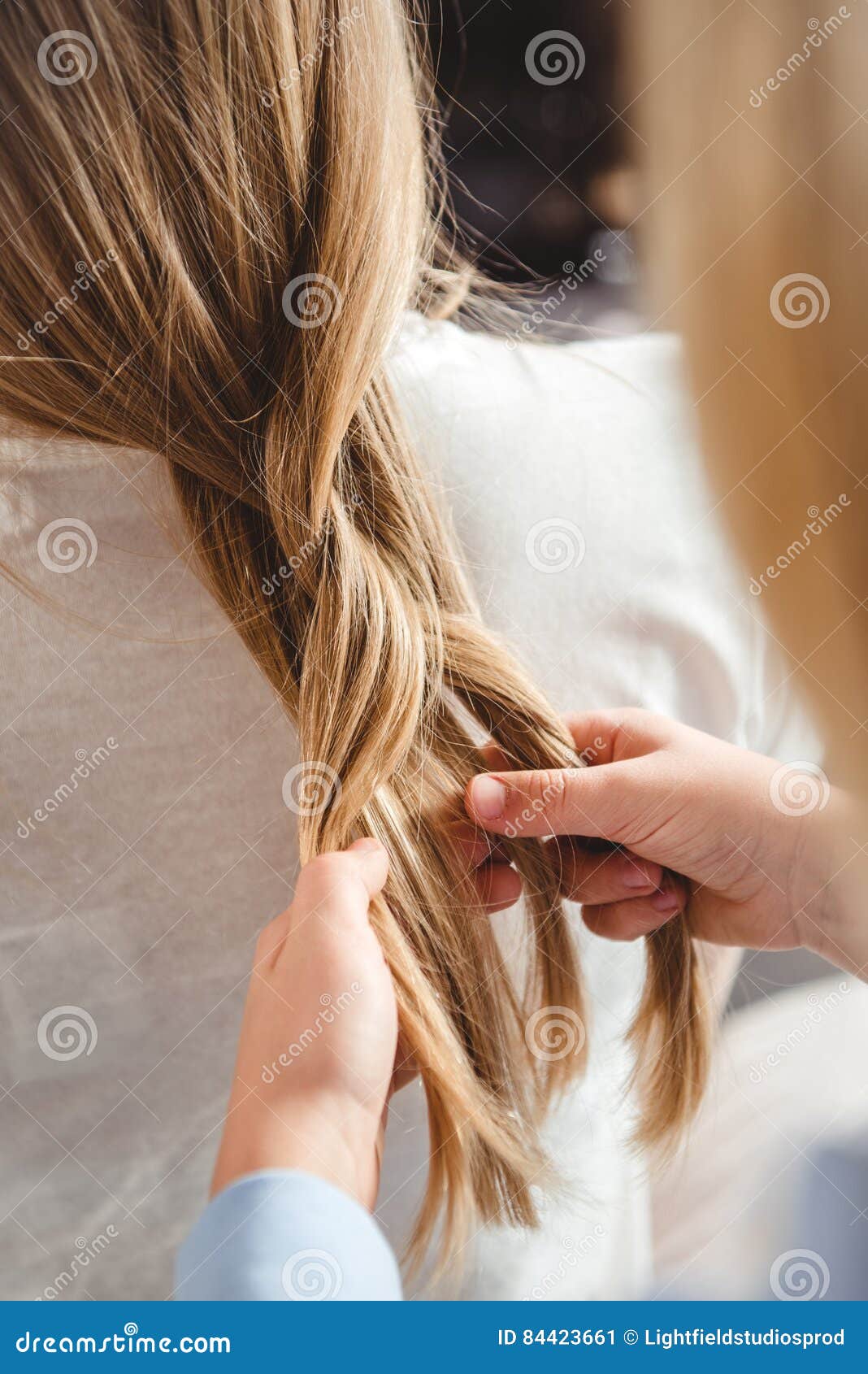 Dochter Het Vlechten Vlecht Van Moeder Stock Afbeelding - Image of echt ...