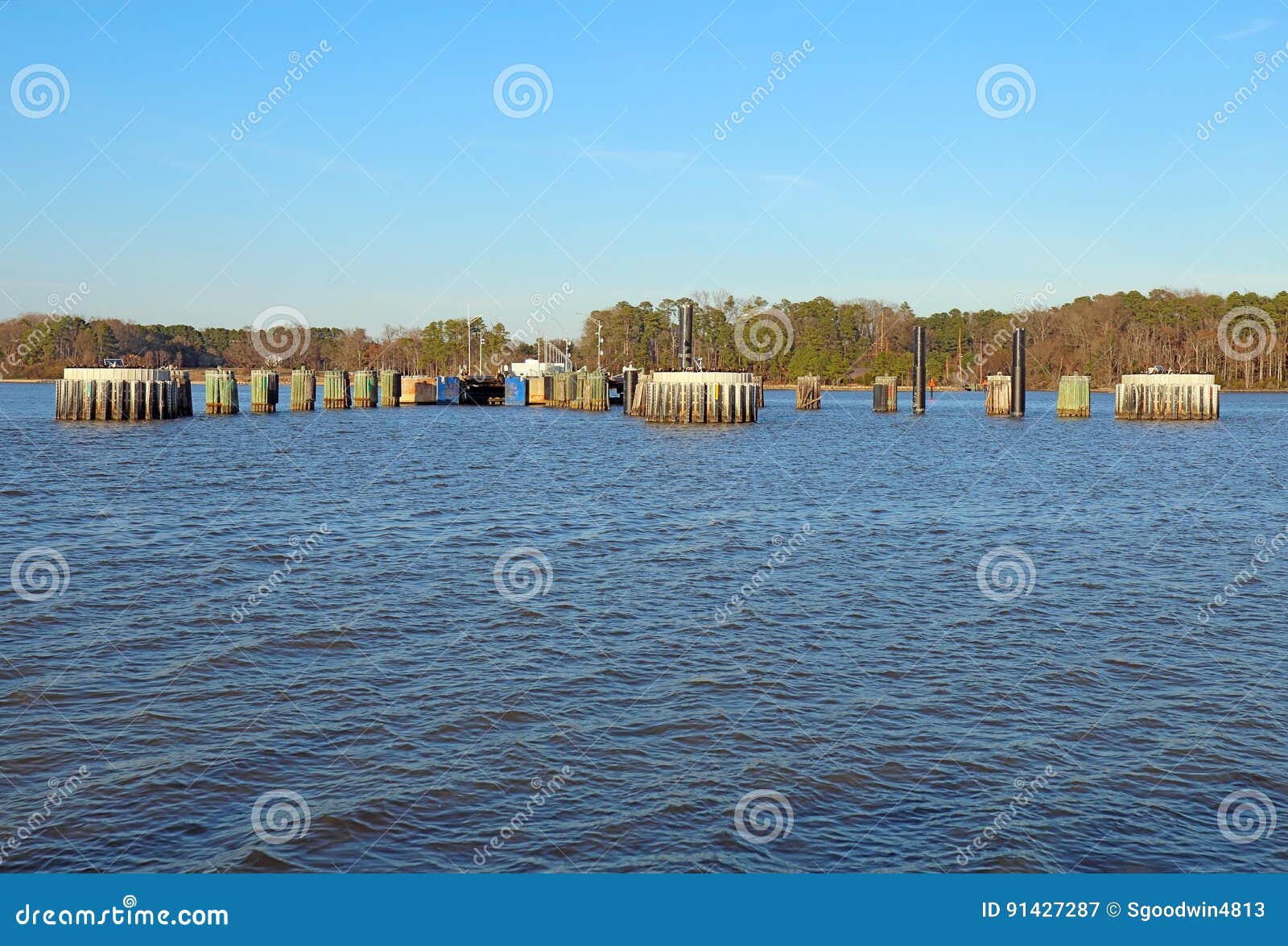 Docks De Ferry De La Jamestown-Ecosse De James River Image stock ...