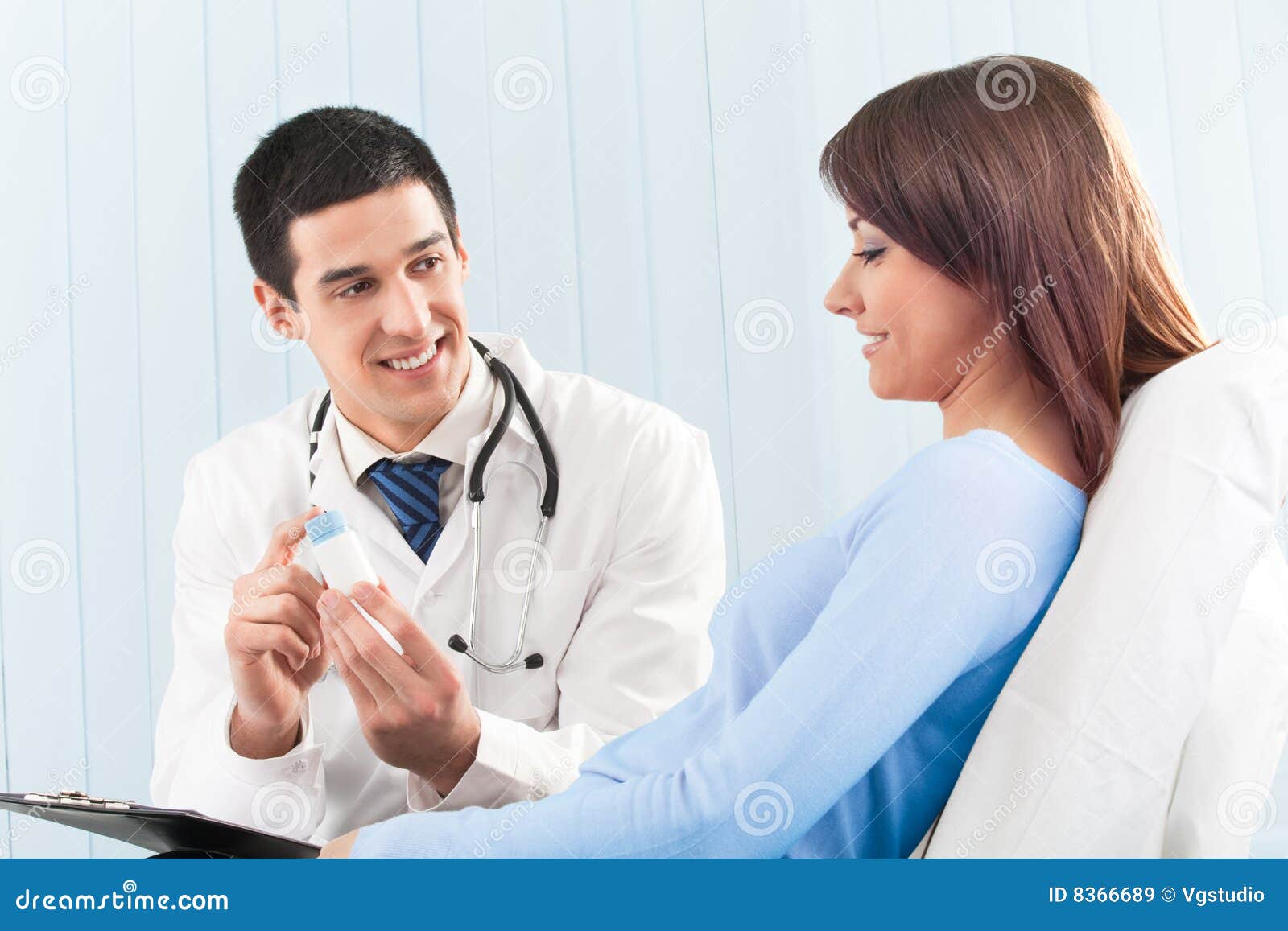 Docteur Avec La Drogue Et Le Patient Image stock - Image of maladie ...