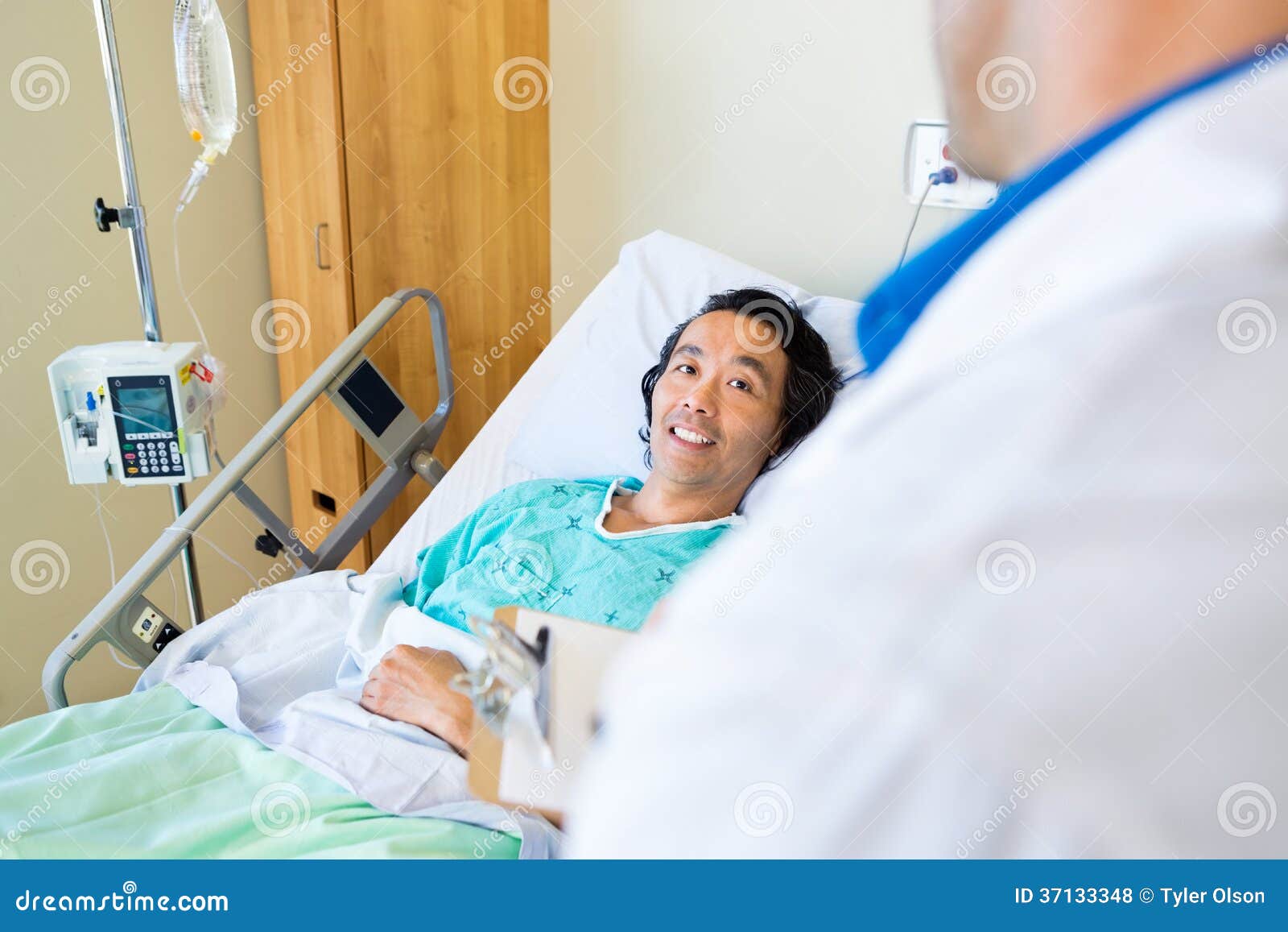 Docteur De Regard Patient Heureux while Lying on Photo stock - Image du ...