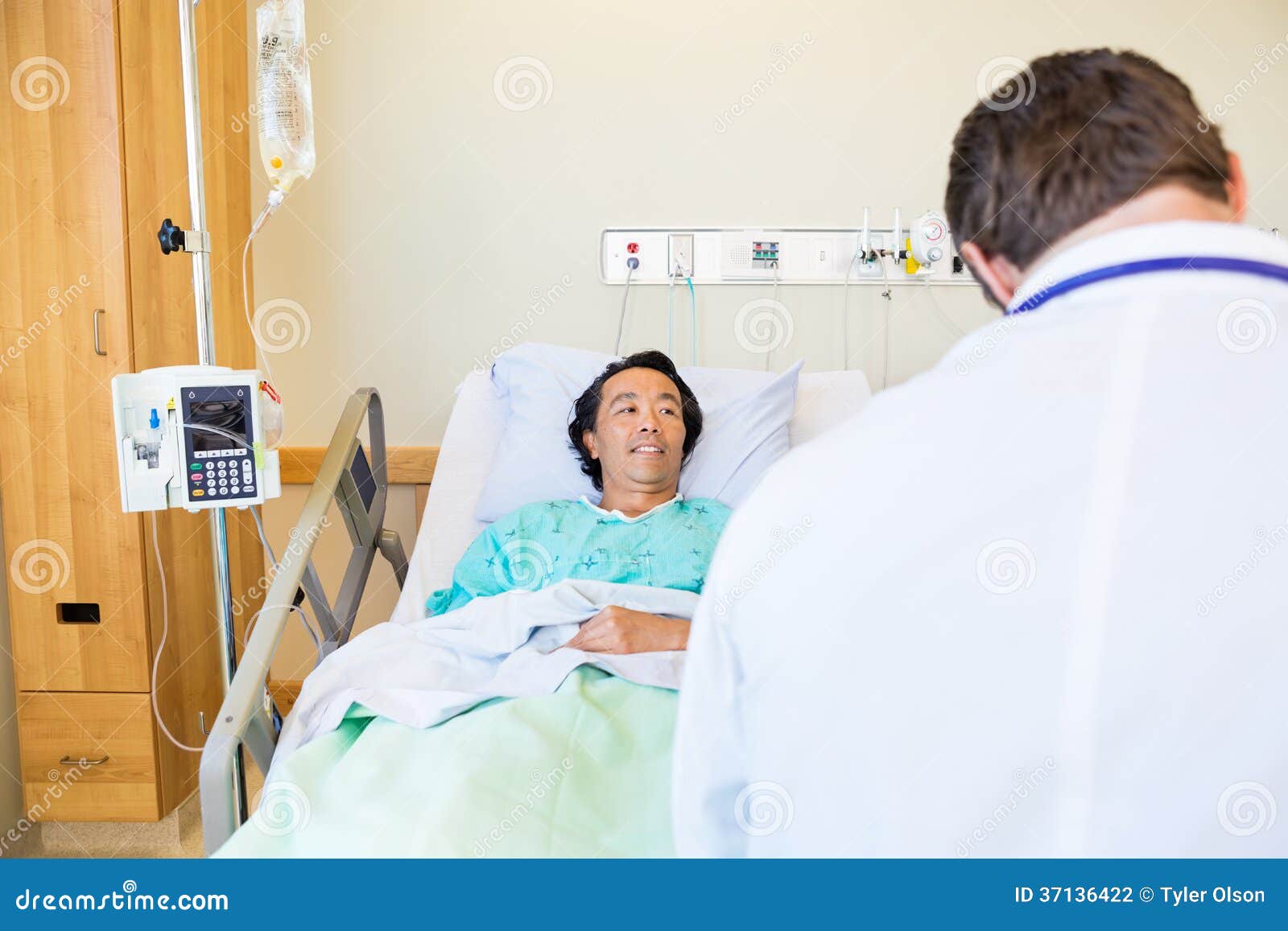 Docteur De Regard Patient Masculin while Lying on Photo stock - Image ...