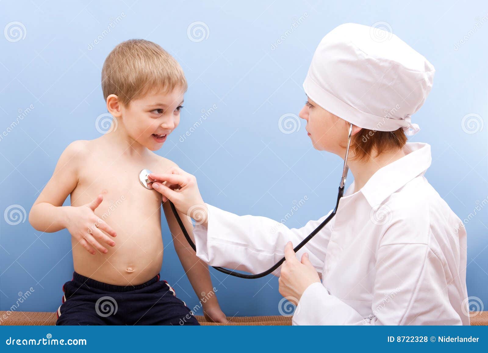 Docteur et enfant photo stock. Image du soin, indoors - 8722328