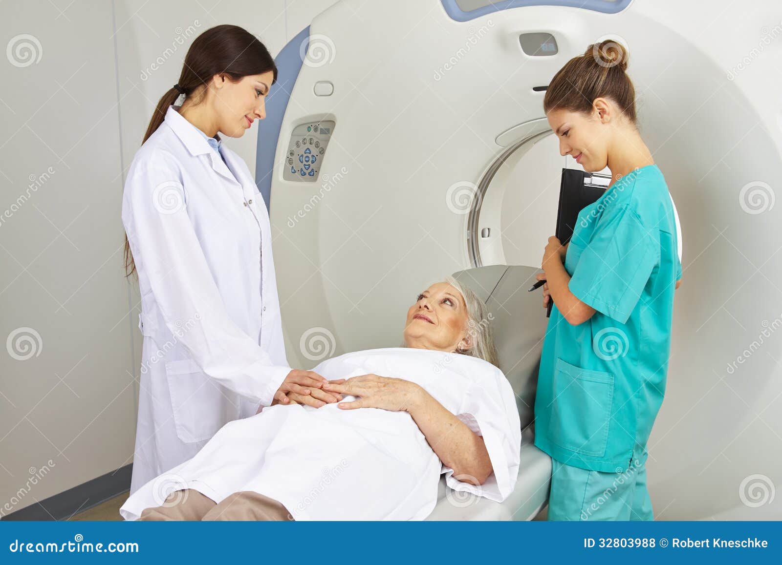 Docteur Et MTA Parlant Avec Le Patient Photo stock - Image du résonance ...