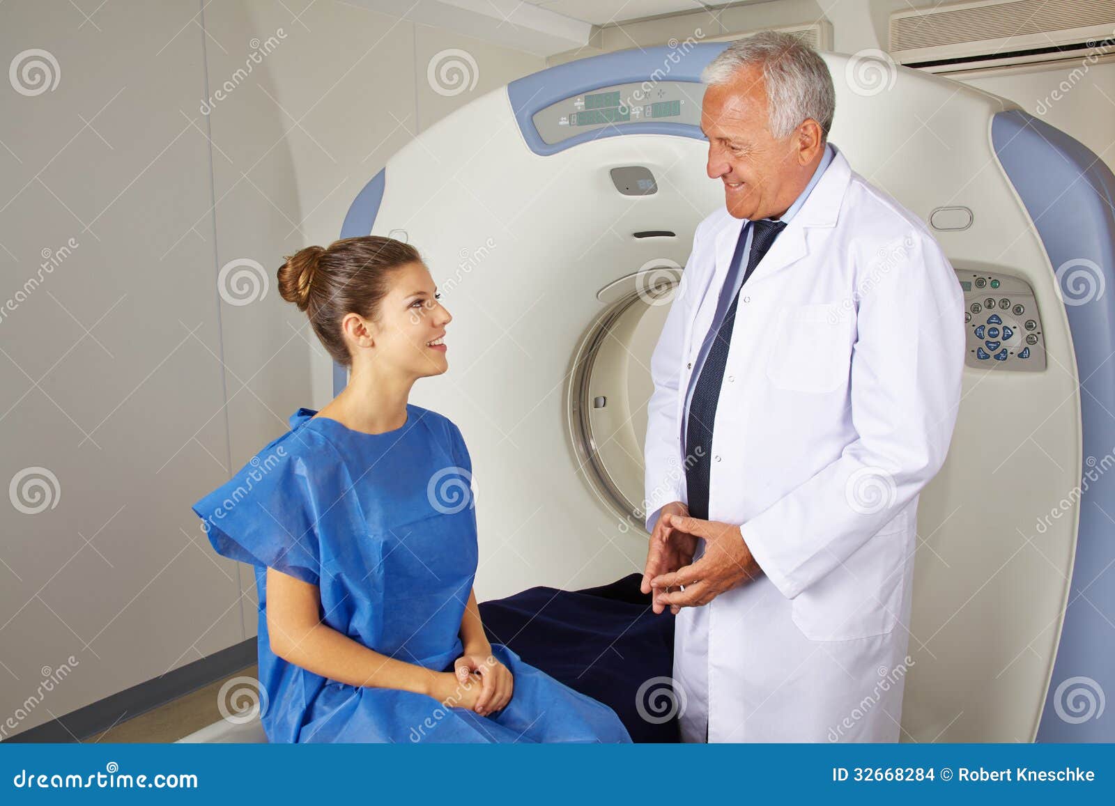 Docteur IRM De Explication Au Patient Photo stock - Image du docteur ...