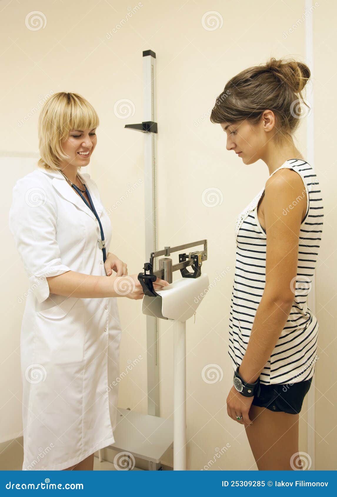 Docteur pesant le patient image stock. Image of diagnostique - 25309285