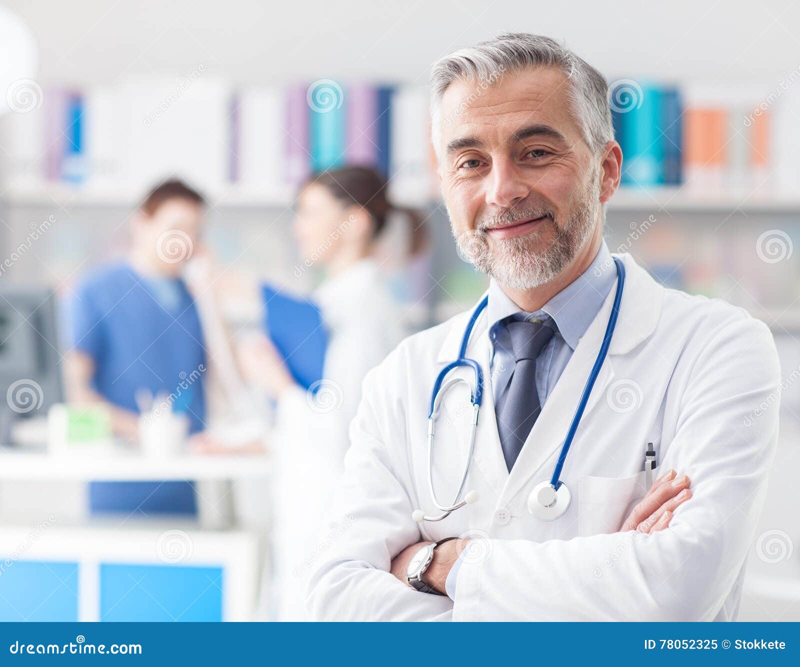 Docteur Sûr Posant Dans Le Bureau Image stock - Image du chef, soin ...