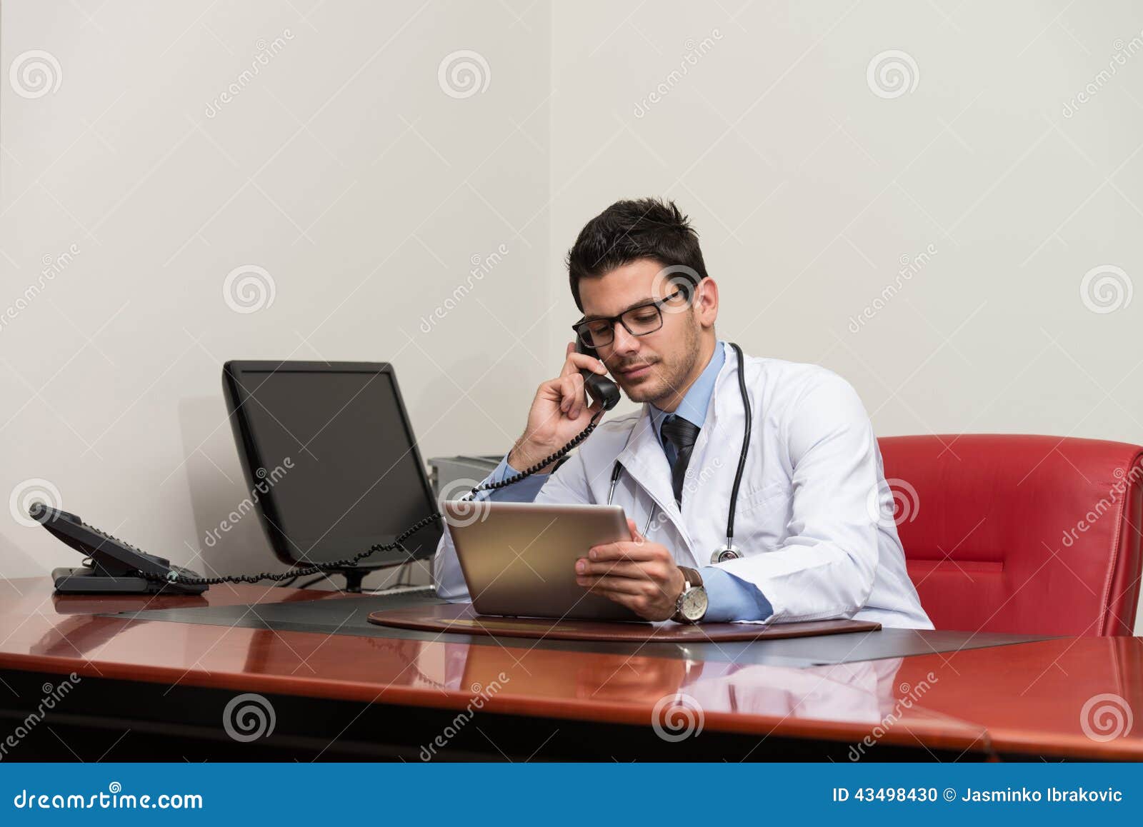 Docteur Talking on Telephone Dans Le Bureau Photo stock - Image du ...