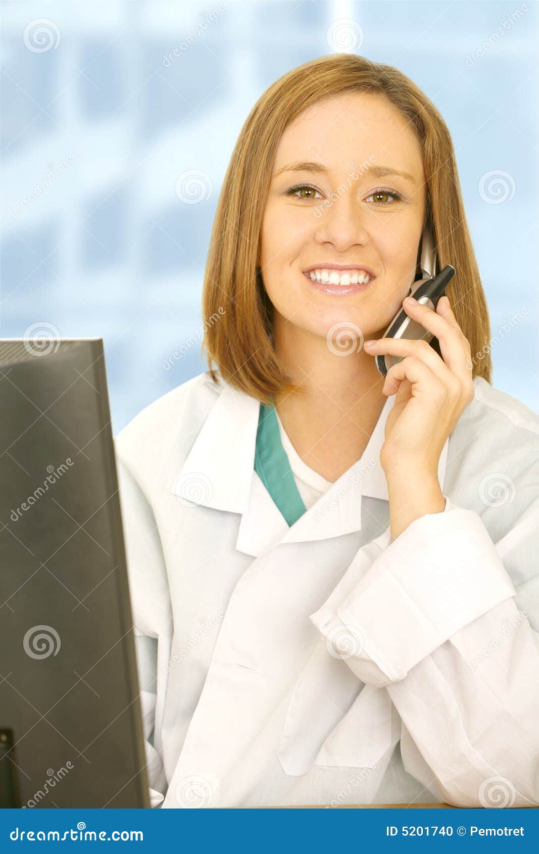Docteur Woman Calling photo stock. Image du infirmière - 5201740