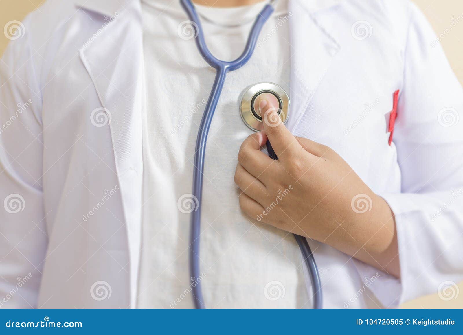 Doctor Auscultating Con Un Estetoscopio Imagen de archivo - Imagen de ...