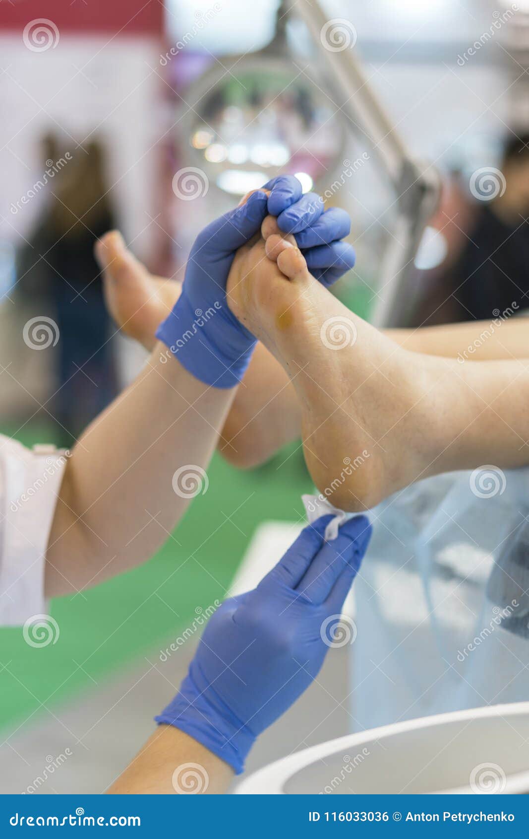 Doctor Bonito Que Examina El Pie De Un Paciente Mayor Foto de archivo ...