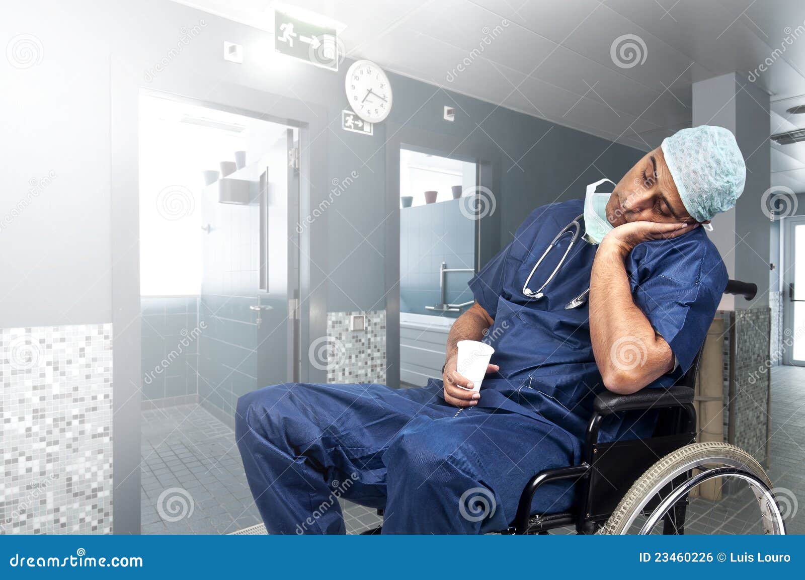 Doctor cansado foto de archivo. Imagen de procedimiento - 23460226