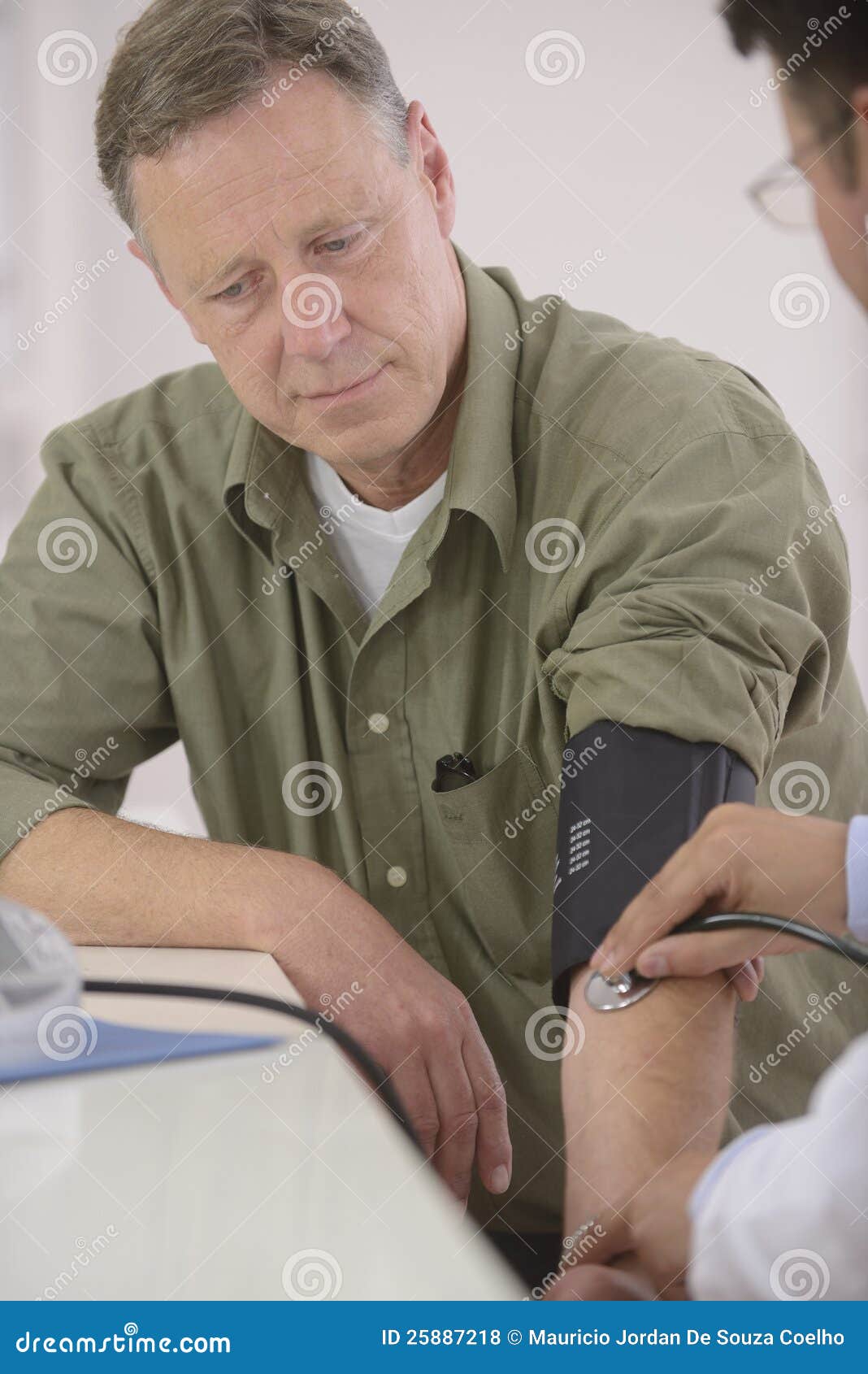Doctor Checking Knee Reflexes Of Patient With Reflex Hammer Stock Image ...