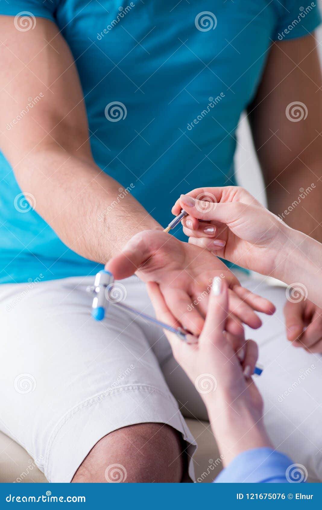 The Doctor Checking Nerve Reflexes with Hammer Stock Photo - Image of ...