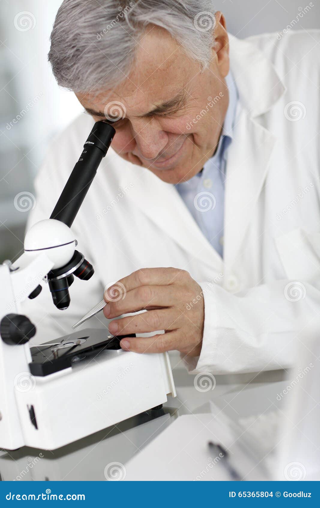 Doctor Checking Sample Thorugh Microscope Stock Photo - Image of ...