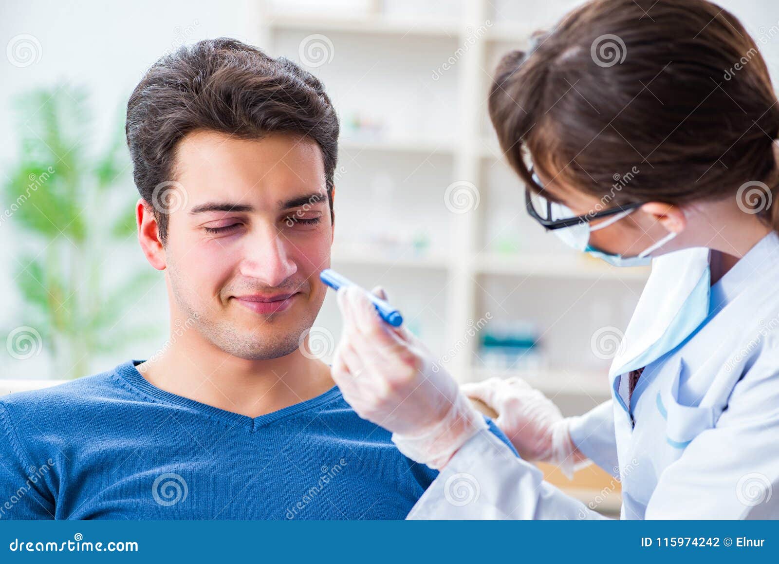 The Doctor Checking Up Patient in First Aid Concept Stock Photo - Image ...