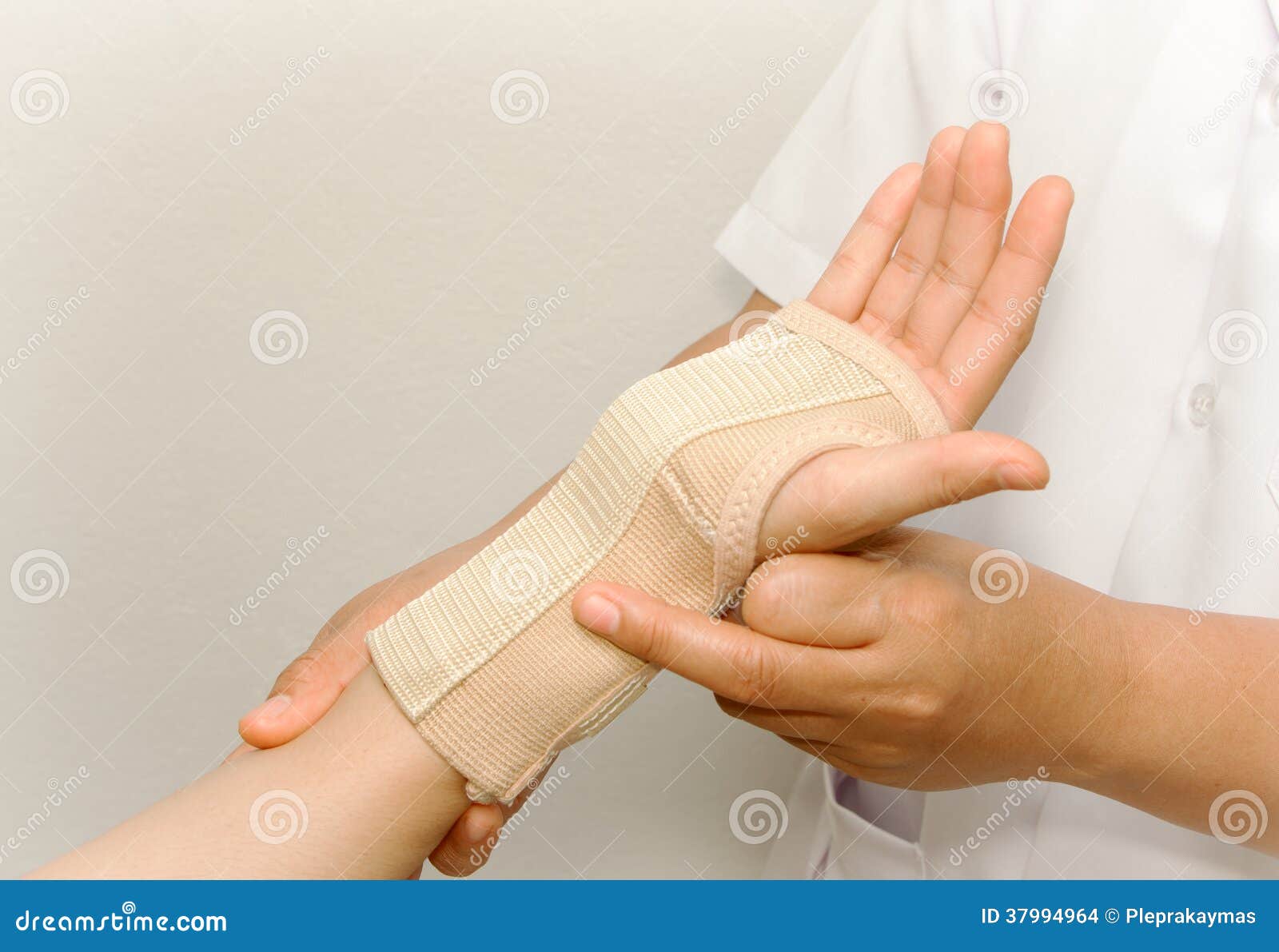 Doctor Checkup the Patient S Arm Stock Photo - Image of brace, injured ...