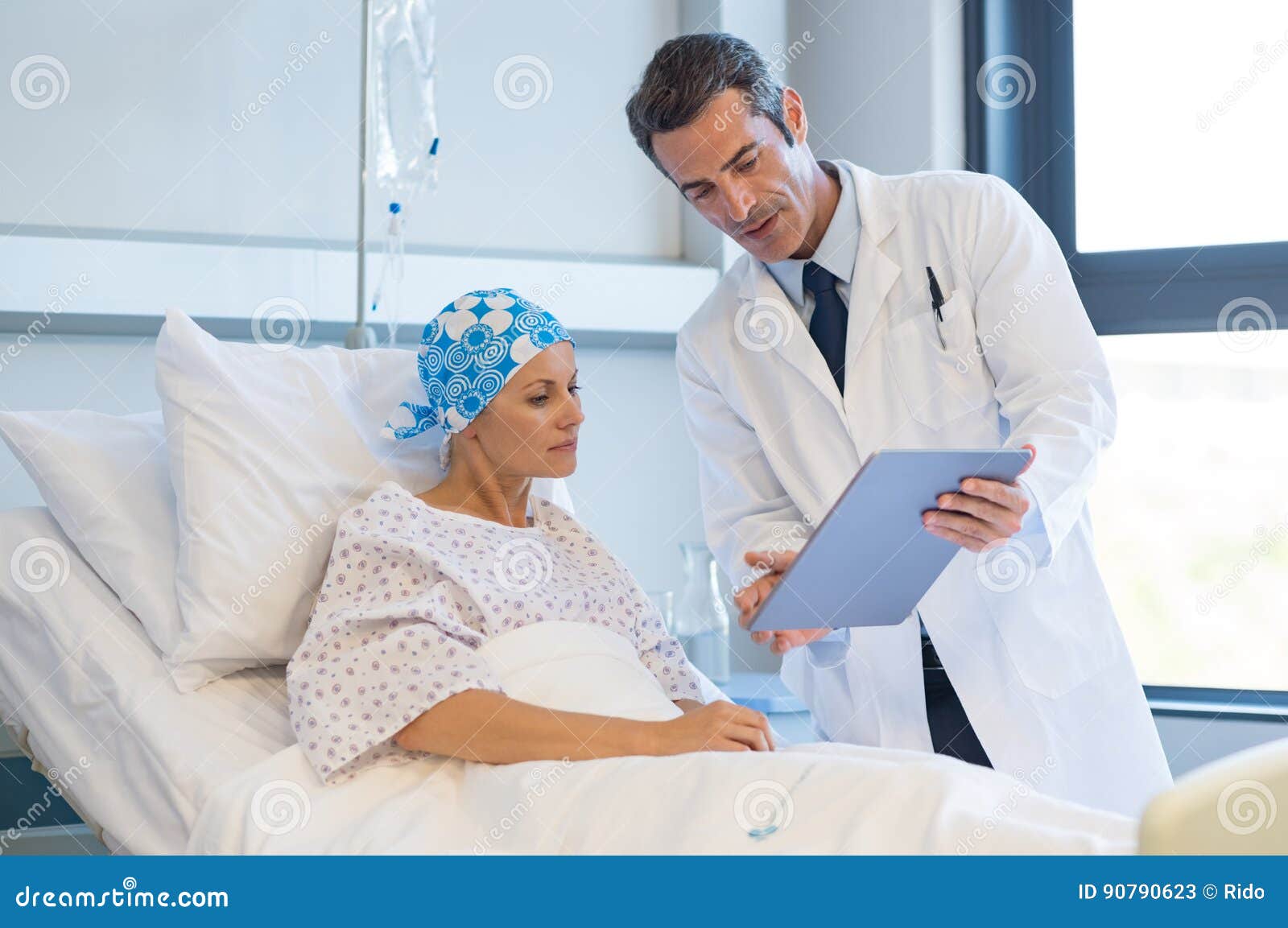 Doctor Con El Enfermo De Cáncer Imagen de archivo - Imagen de prueba ...