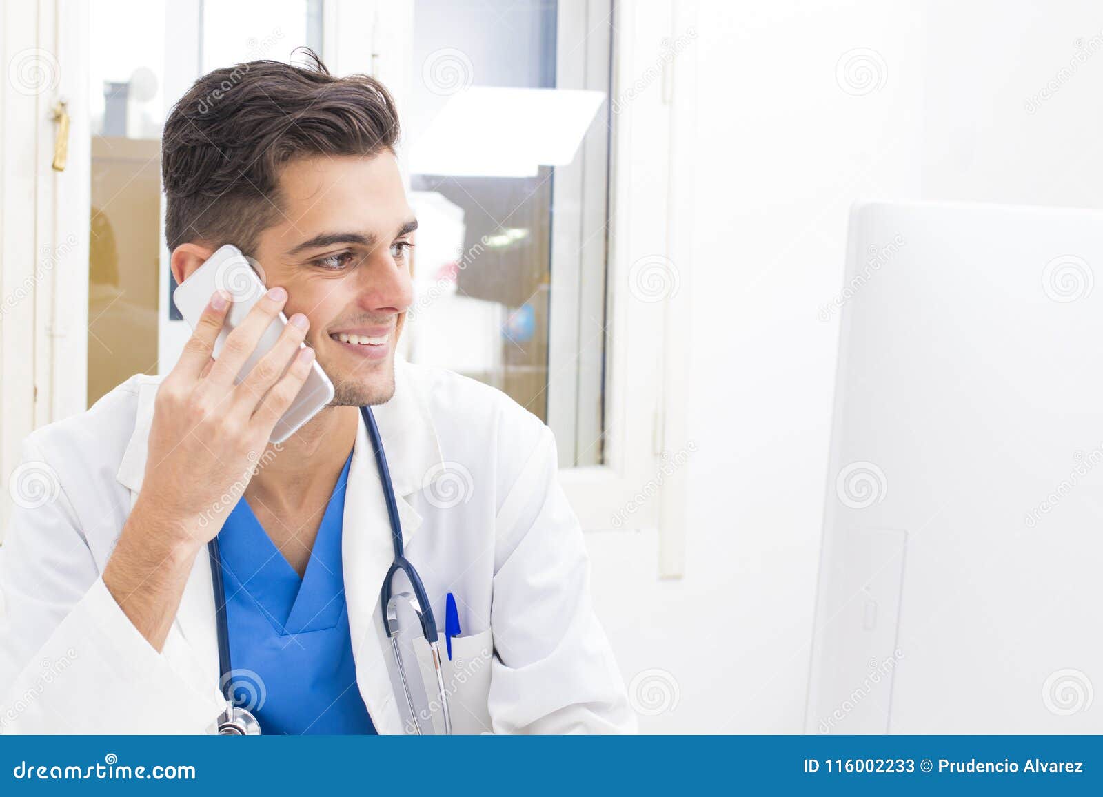 Doctor con el paciente imagen de archivo. Imagen de medicinas - 116002233