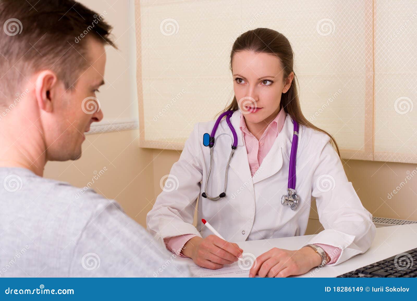 Doctor con el paciente imagen de archivo. Imagen de consejo - 18286149