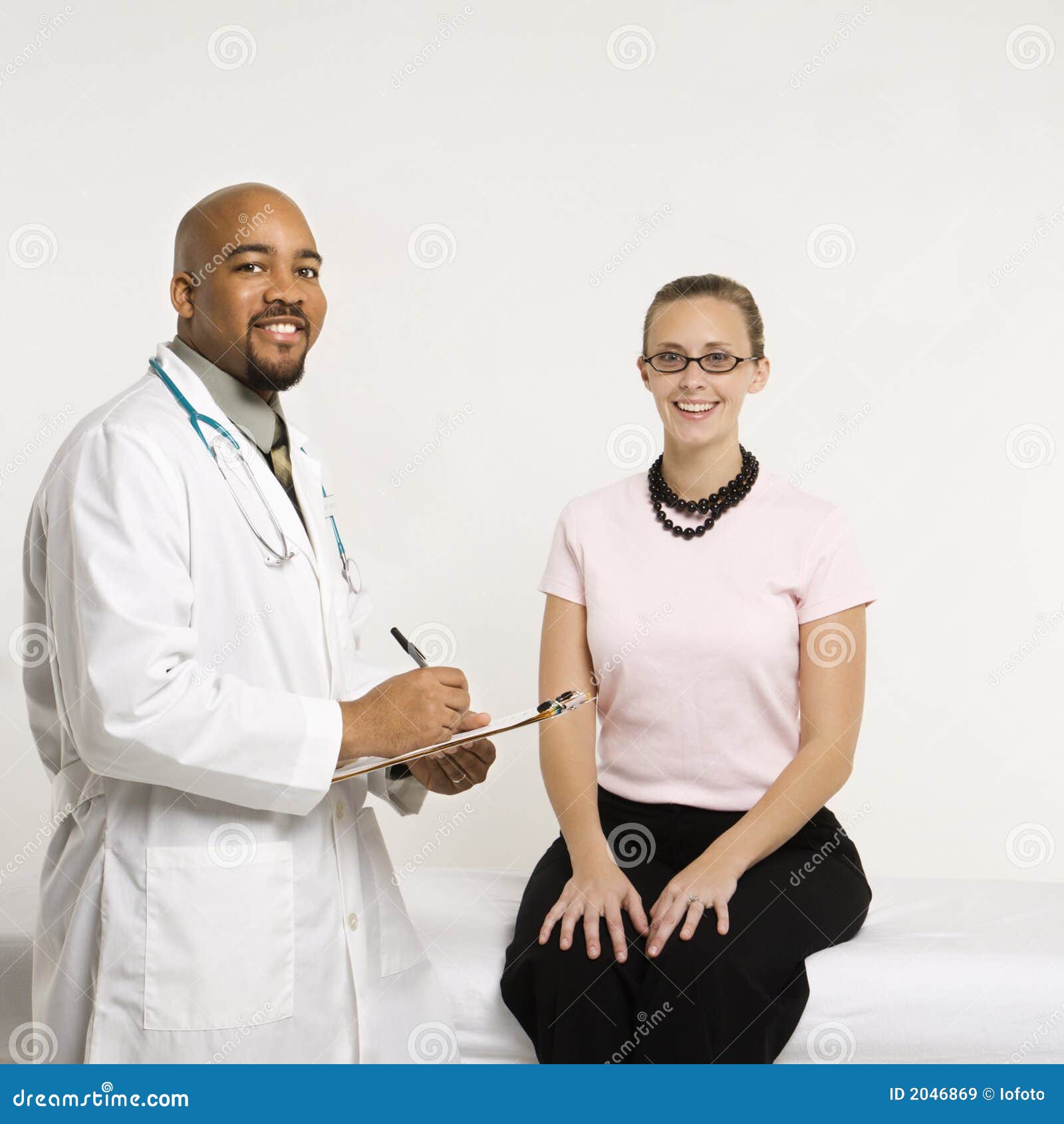 Doctor con el paciente. imagen de archivo. Imagen de médico - 2046869