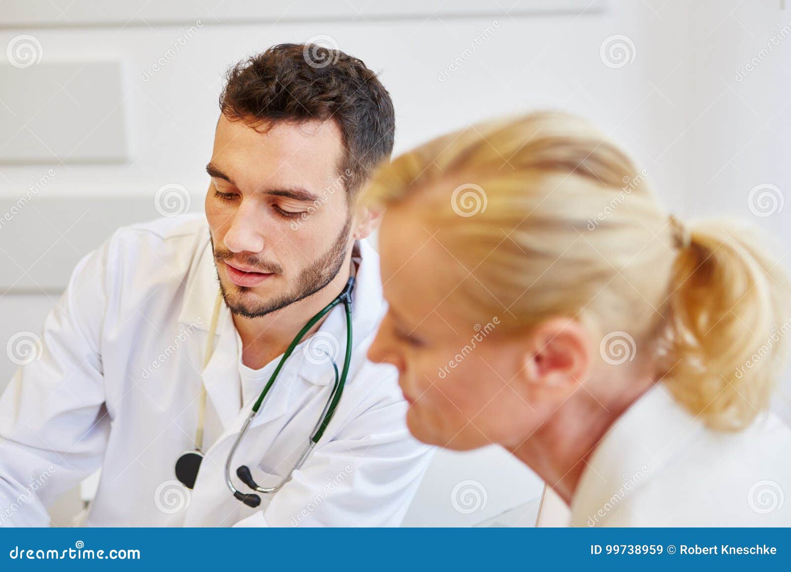 Doctor con el paciente imagen de archivo. Imagen de consejo - 99738959
