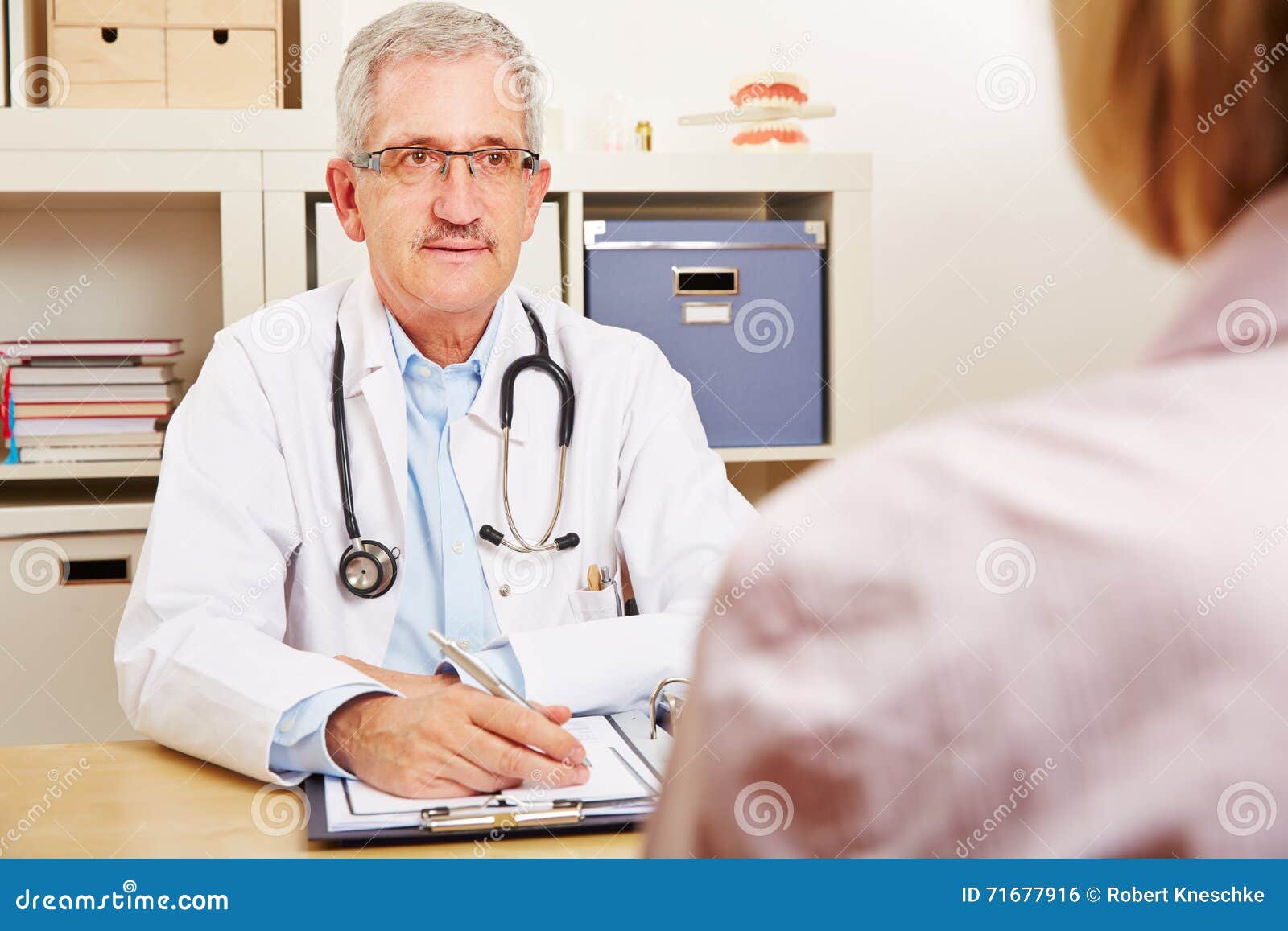 Doctor Con El Paciente Durante La Consulta Foto de archivo - Imagen de ...