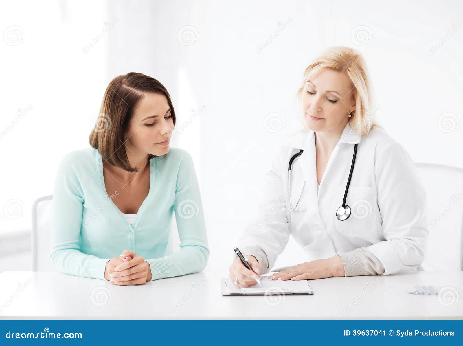 Doctor Con El Paciente En Hospital Imagen de archivo - Imagen de ...