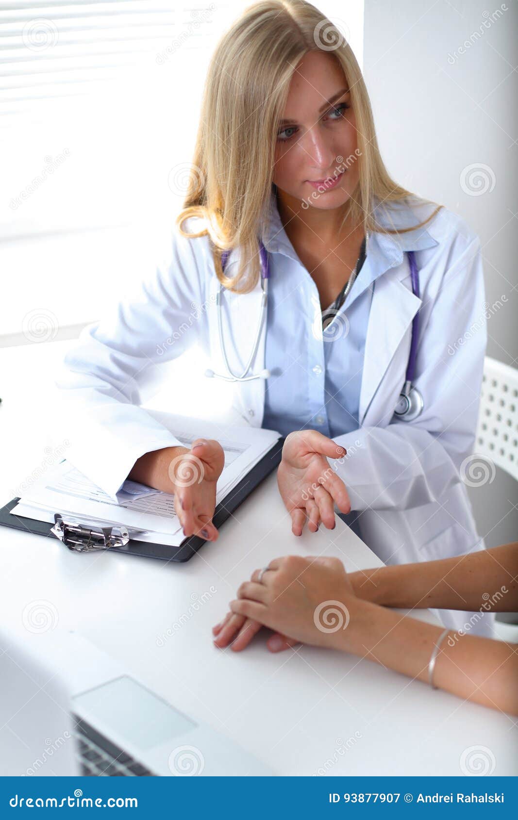 Doctor Con El Paciente En Hospital Imagen de archivo - Imagen de ...