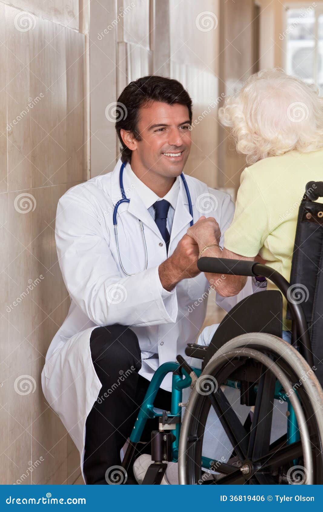 Doctor Con El Paciente En La Silla De Rueda Foto de archivo - Imagen de ...