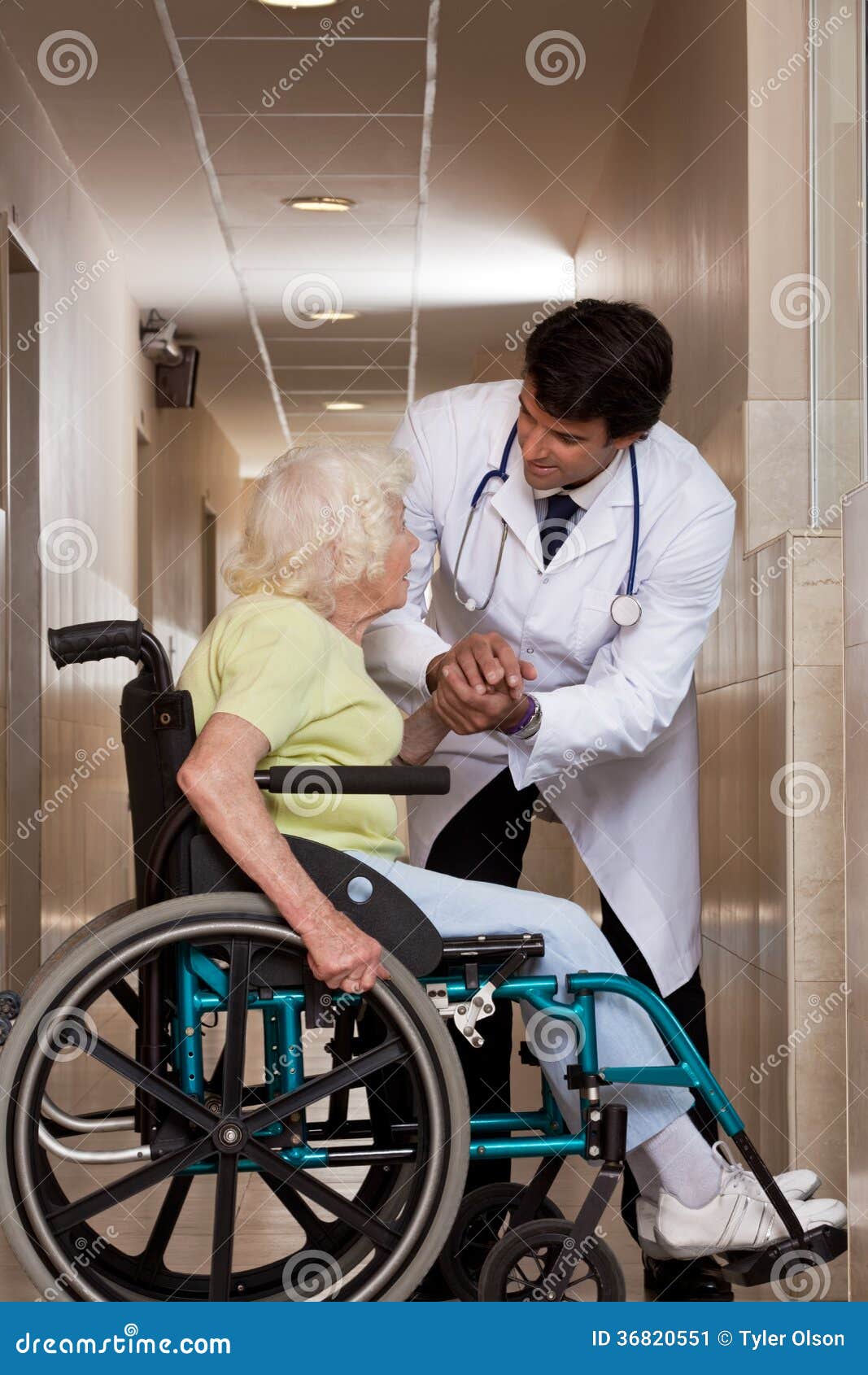 Doctor Con El Paciente En La Silla De Rueda Imagen de archivo - Imagen ...