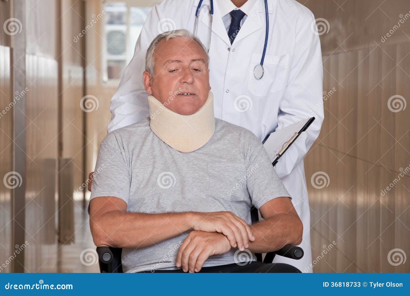 Doctor Con El Paciente En Silla De Ruedas Imagen de archivo - Imagen de ...