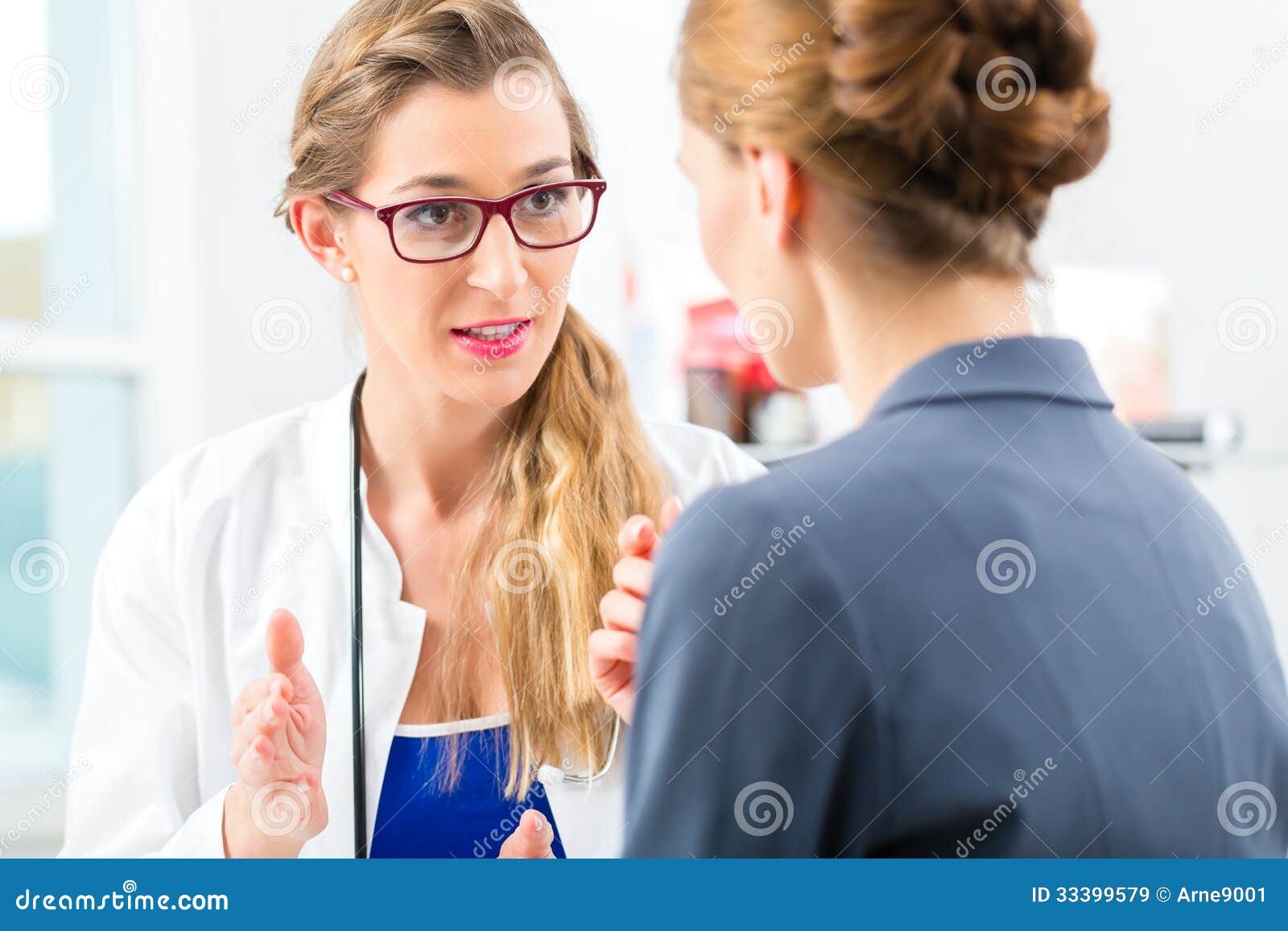 Doctor Con El Paciente En Una Consulta Imagen de archivo - Imagen de ...