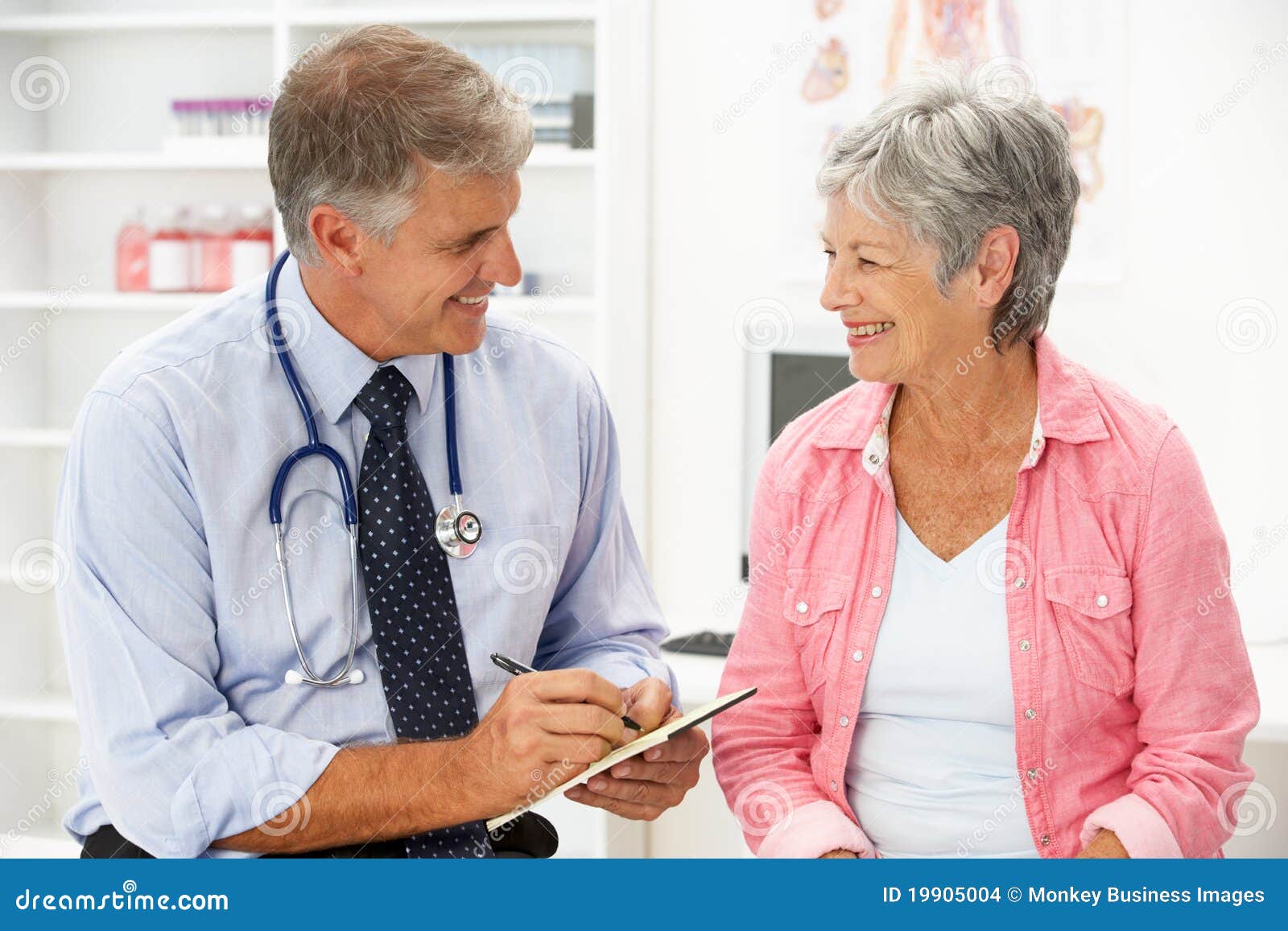 Doctor Con El Paciente Femenino Foto de archivo - Imagen de chequeo ...