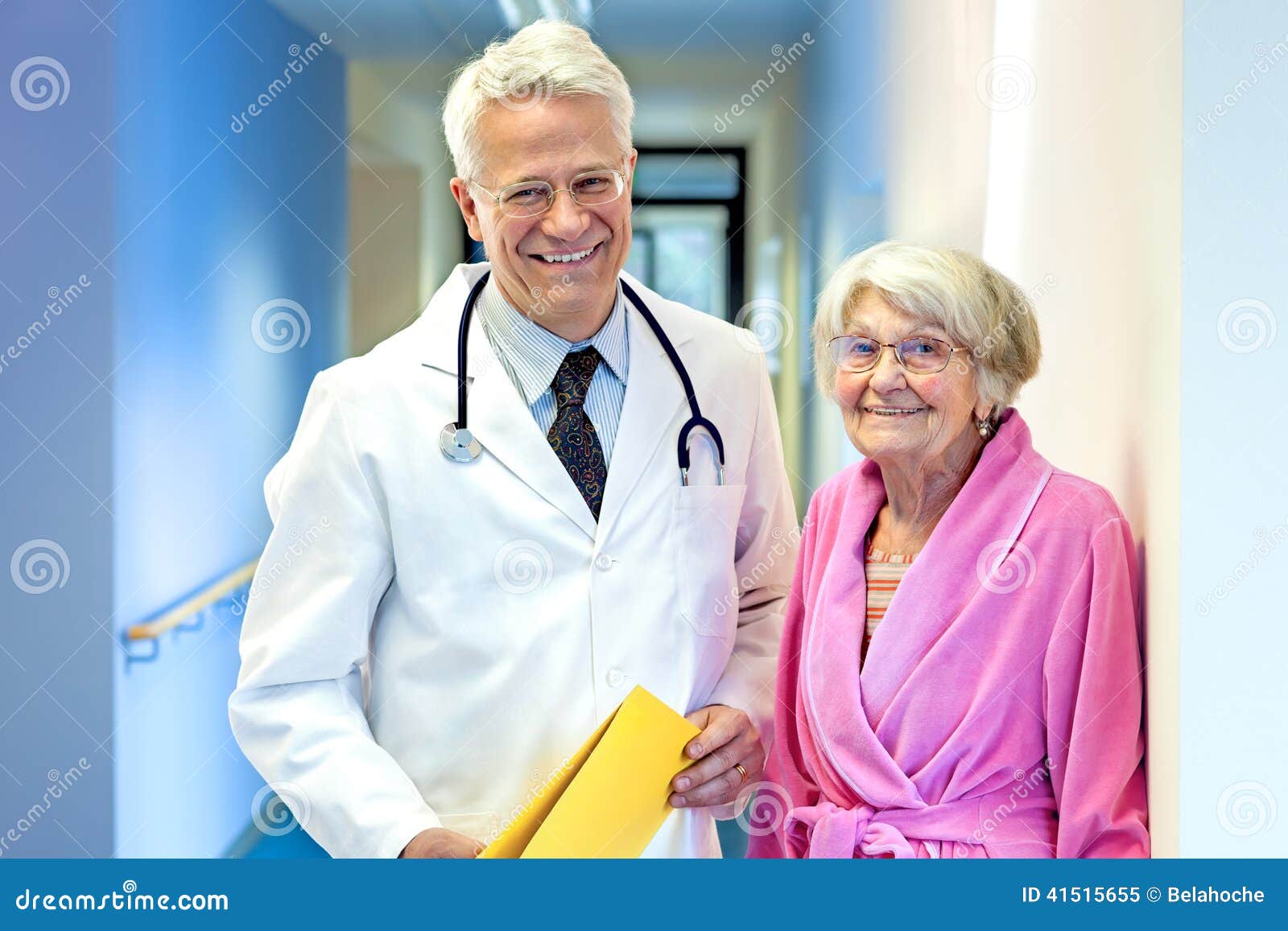 Doctor Con El Paciente Mayor Imagen de archivo - Imagen de mujer, salud ...