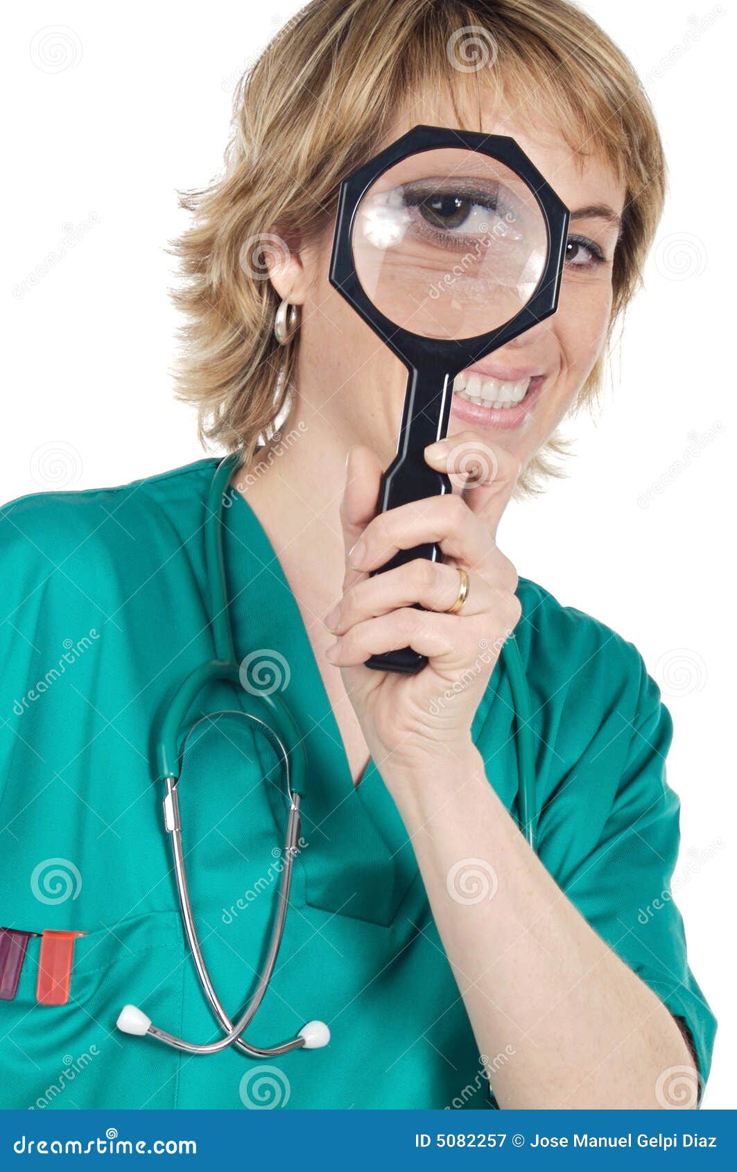 Doctor con la lupa imagen de archivo. Imagen de mirada - 5082257