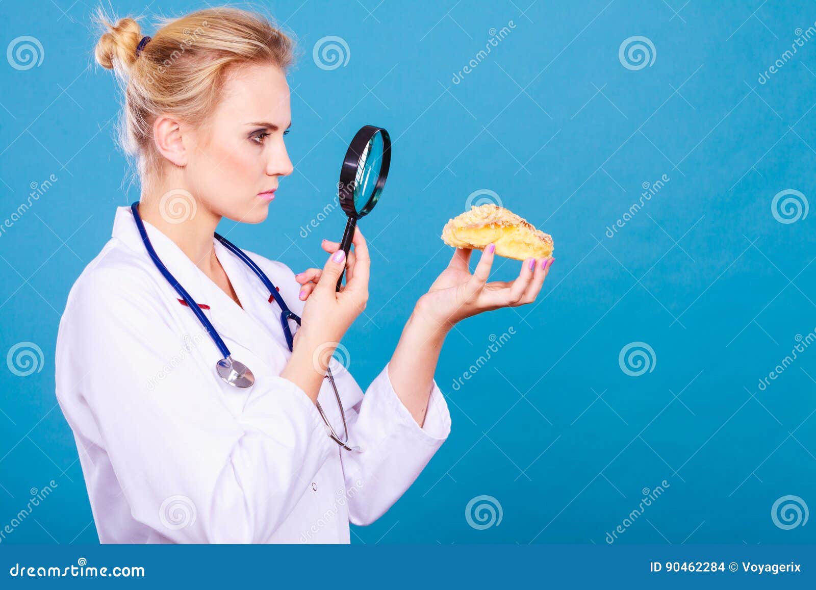 Doctor Con La Lupa Que Examina La Comida Dulce Foto de archivo - Imagen ...