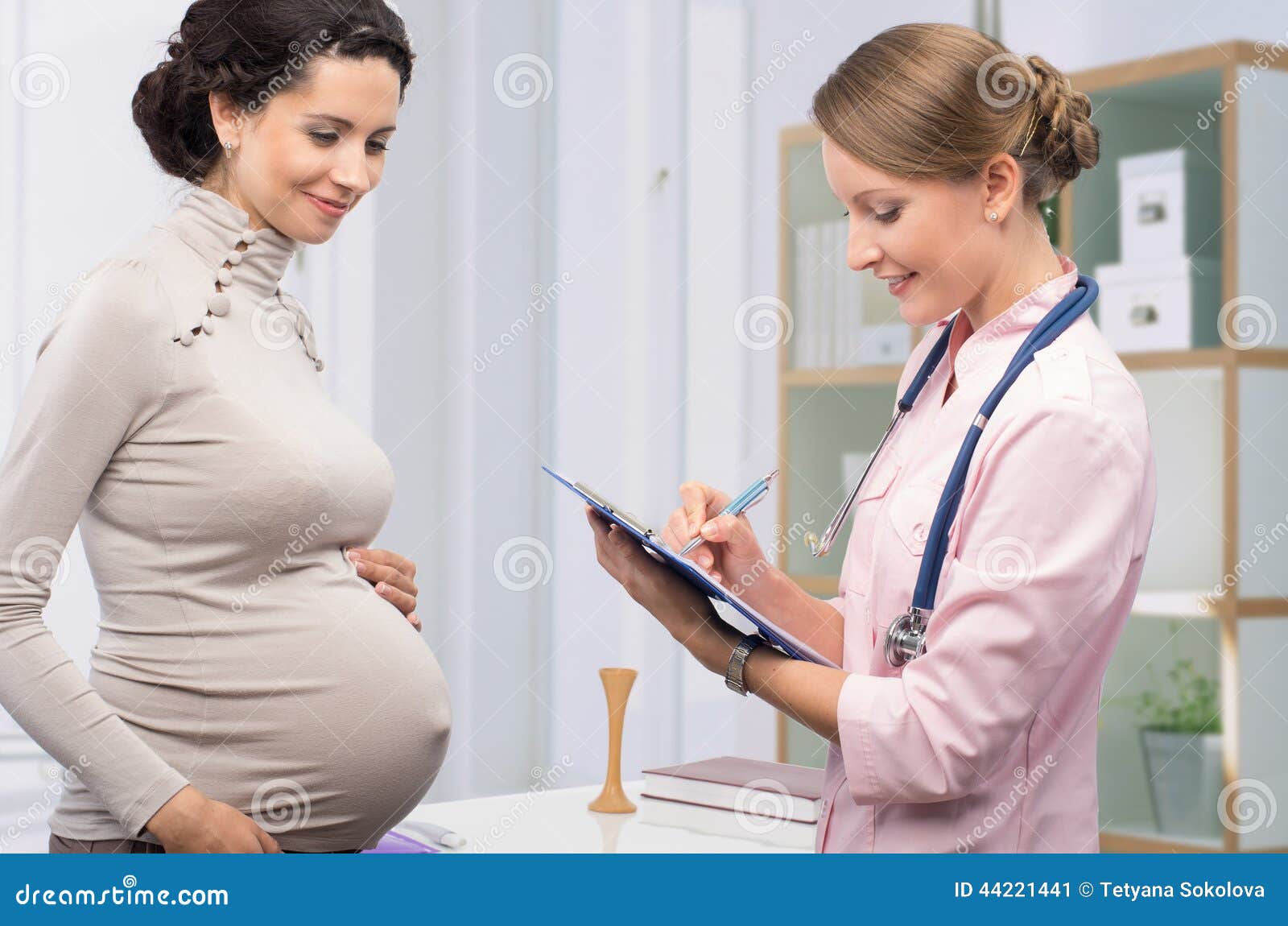 Doctor Con La Mujer Embarazada Paciente Imagen de archivo - Imagen de ...