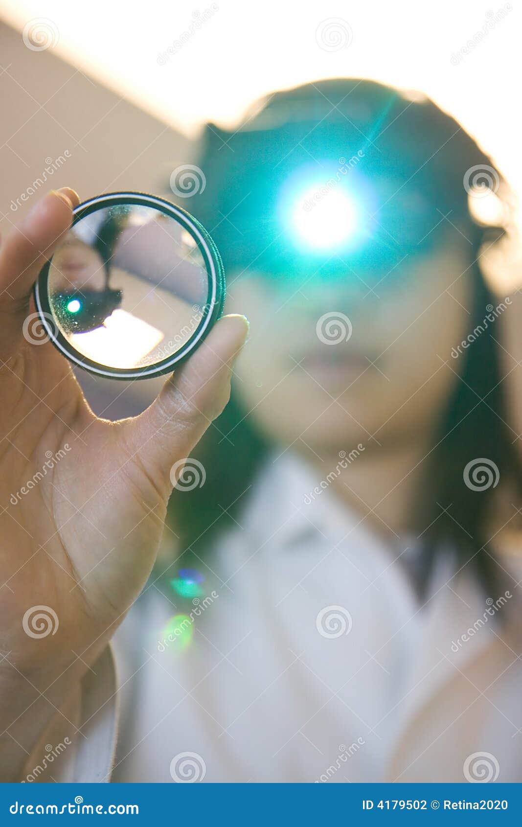 Doctor De Ojo Examing Sus Ojos Foto de archivo - Imagen de cuidado ...