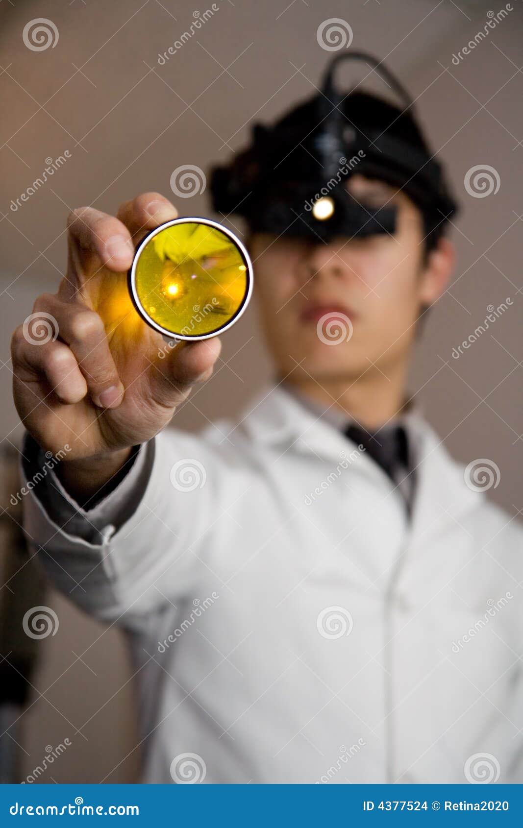 Doctor De Ojo Examing Sus Ojos Foto de archivo - Imagen de examen ...