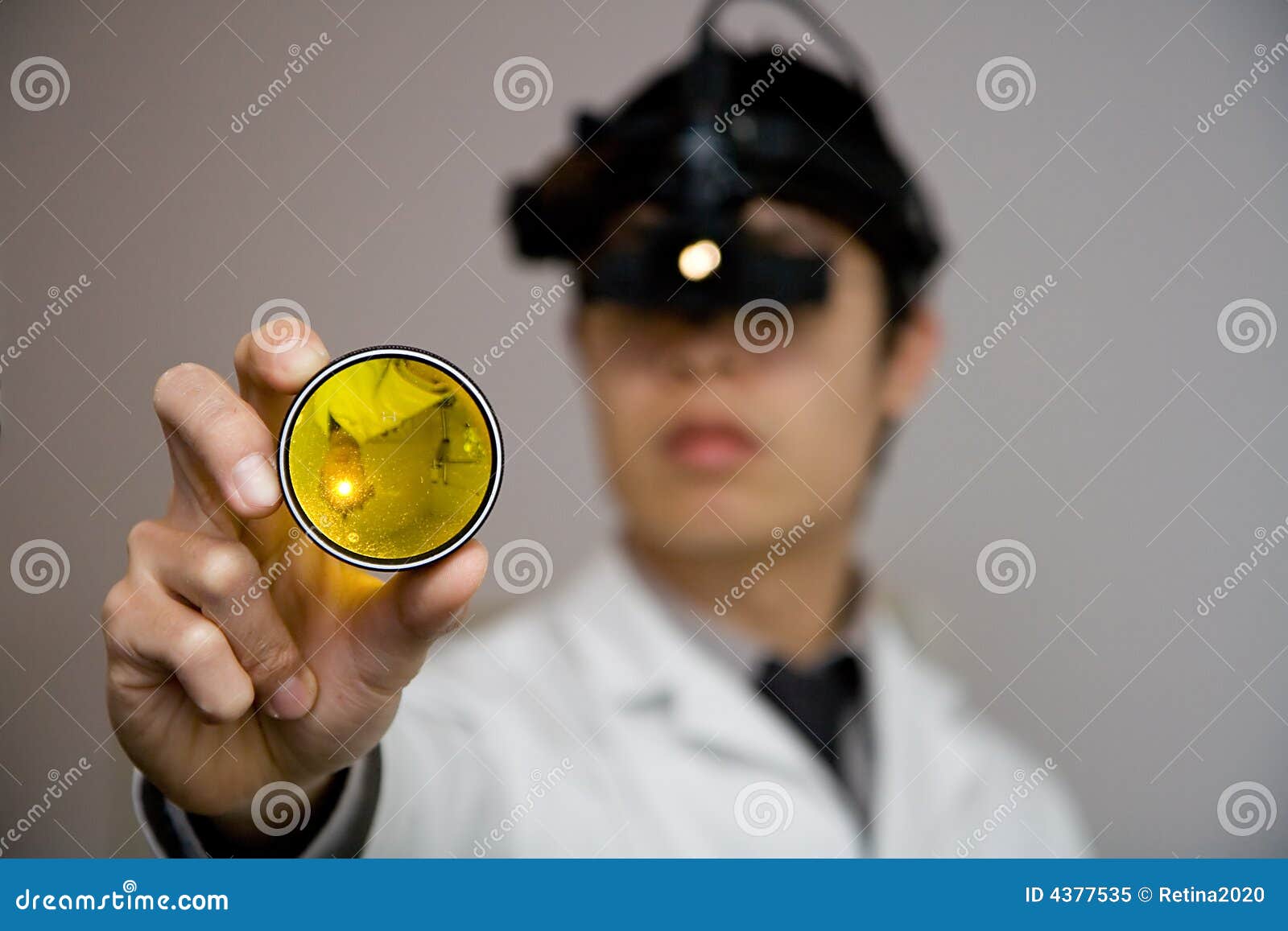 Doctor De Ojo Examing Sus Ojos Imagen de archivo - Imagen de cristales ...