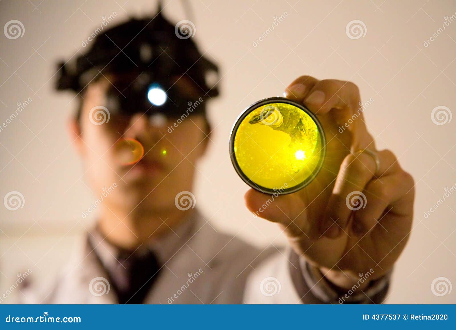 Doctor De Ojo Examing Sus Ojos Imagen de archivo - Imagen de dilatado ...