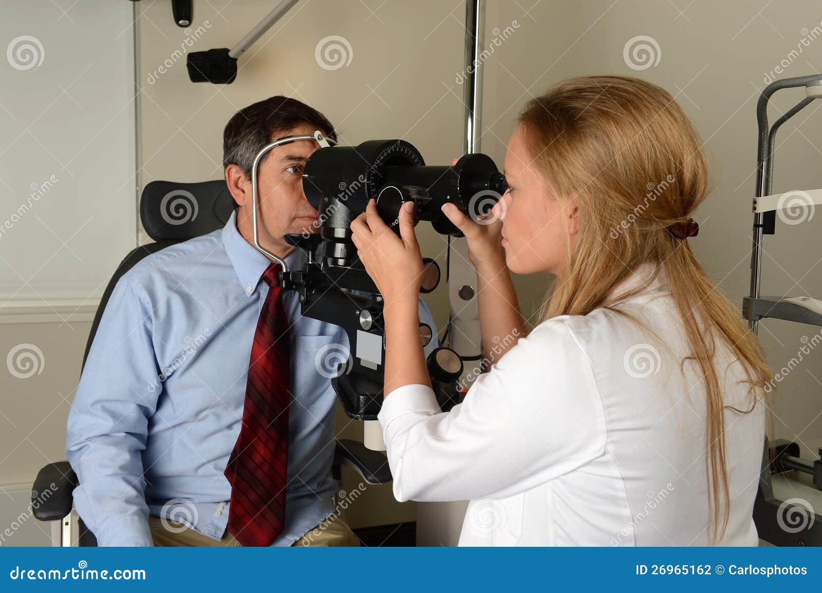 Doctor De Ojo Joven Con Su Paciente Foto de archivo - Imagen de cuidado ...